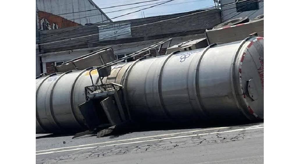 Vuelca pipa cargada de combustible en autopista México–Pachuca; cierra circulación rumbo a CDMX